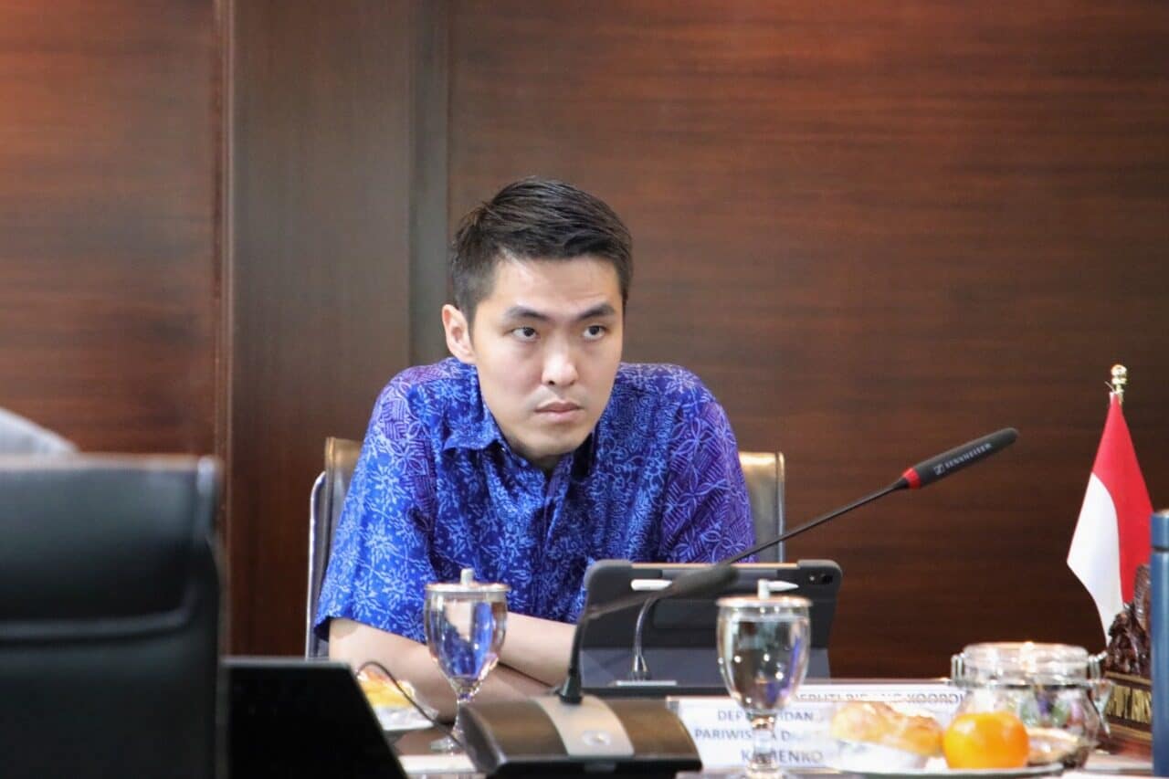 Menko Luhut Memimpin Rapat Dengan Prof. Surya. Menko Luhut Memimpin Rapat Dengan Prof. Surya.