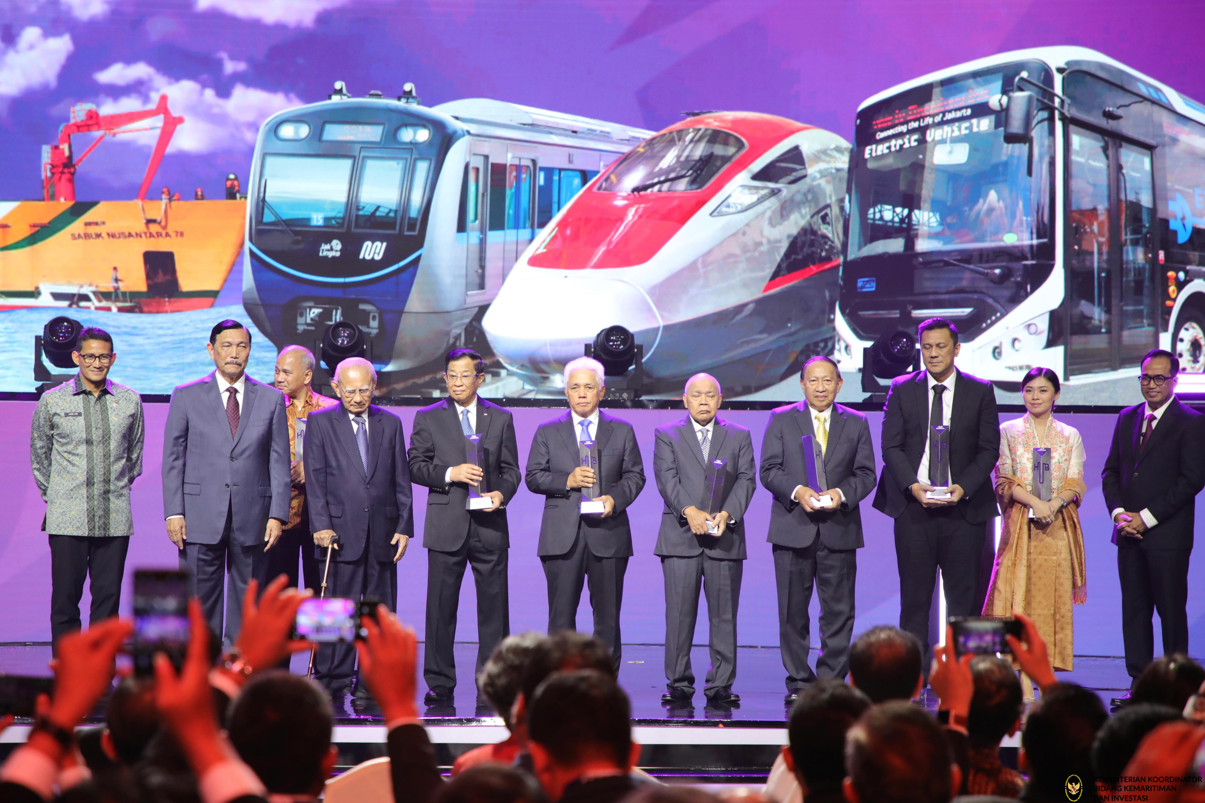 Menko Luhut dalam agenda Membuka Acara Hub Space dan Menyerahkan Trofi ...